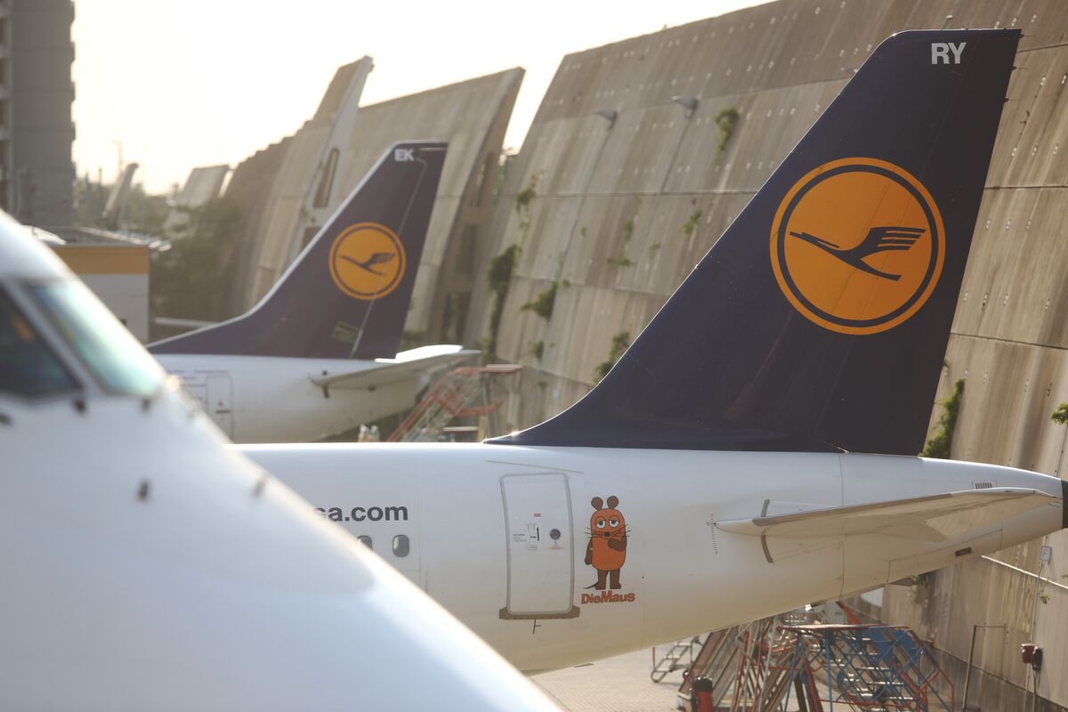Lufthansa A340 Damaged as Frankfurt Airport Truck Catches Fire - Bloomberg