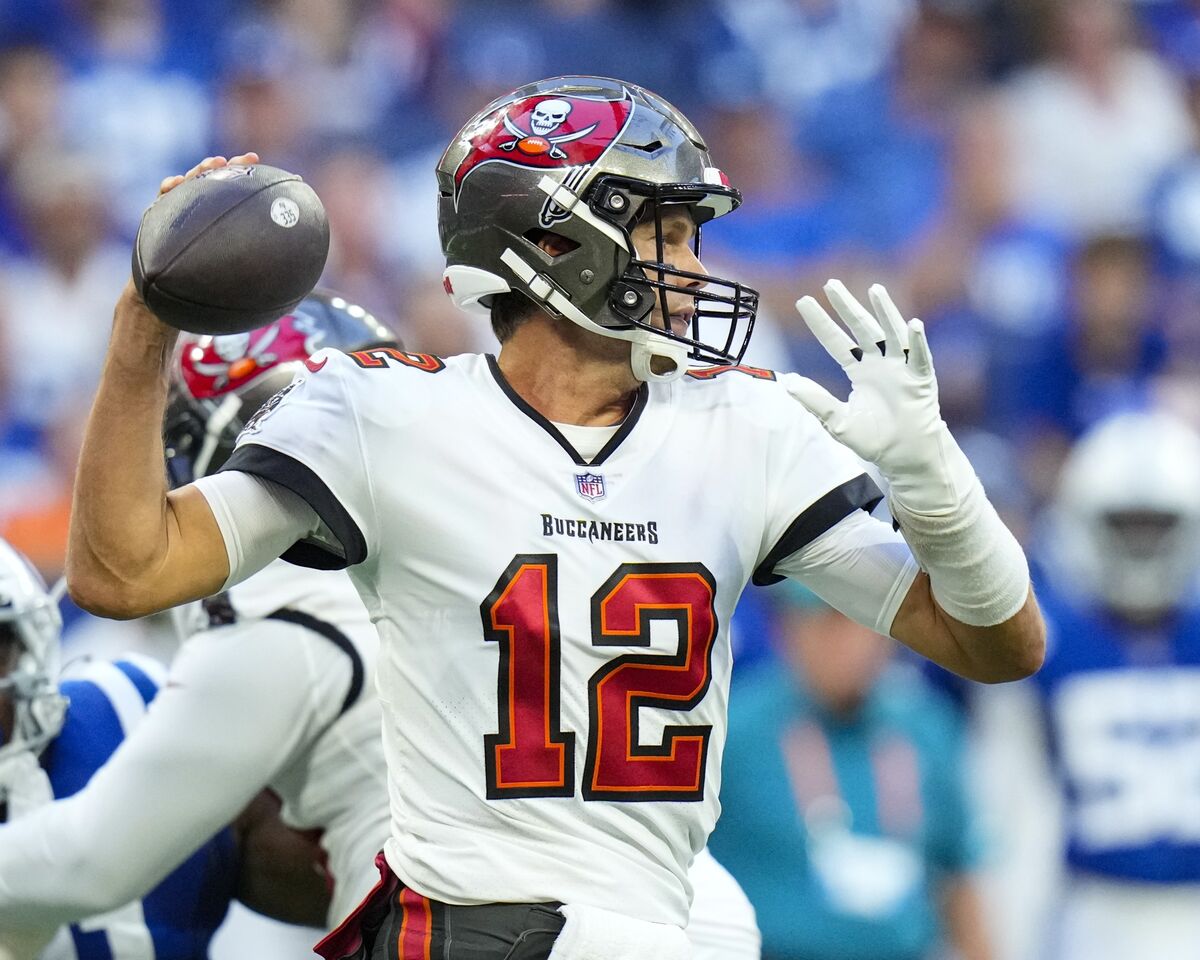 Brady Looks Sharp, Colts Backups Prevail in Preseason Finale - Bloomberg