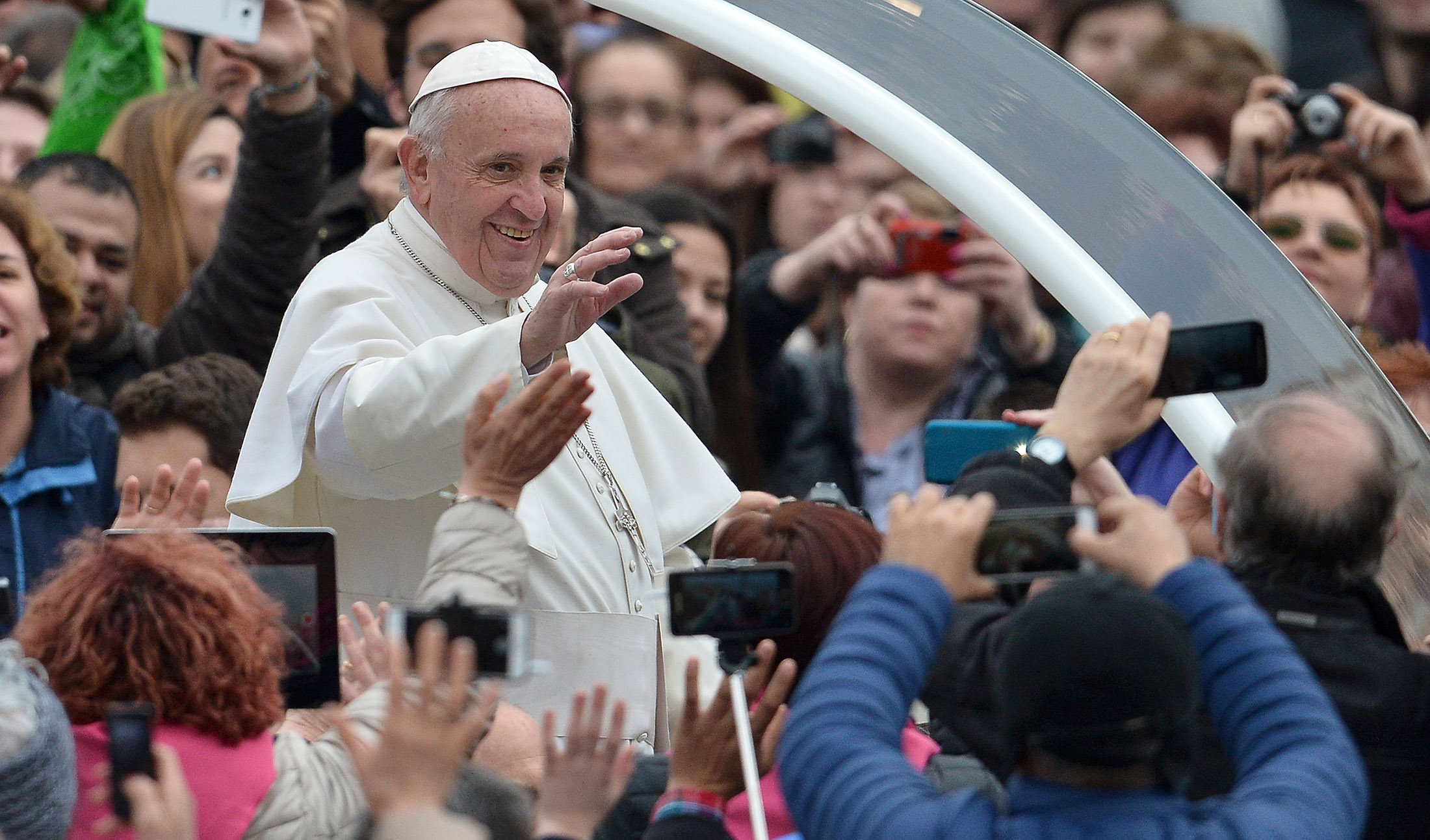 Pope Vs. Trump: 'Not Christian' to Only Build Border Walls - Bloomberg