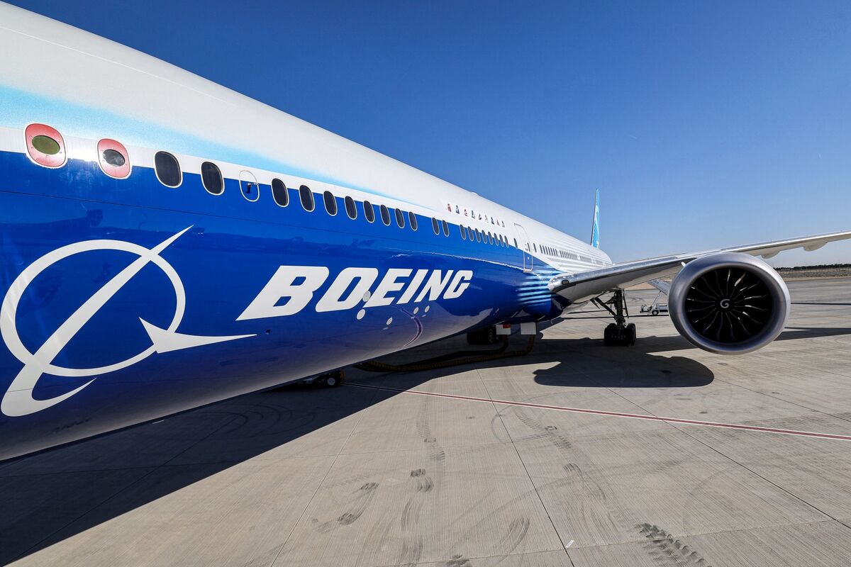 Boeing Shares Extend 2024 Drop Past 25% on US Investigation - Bloomberg