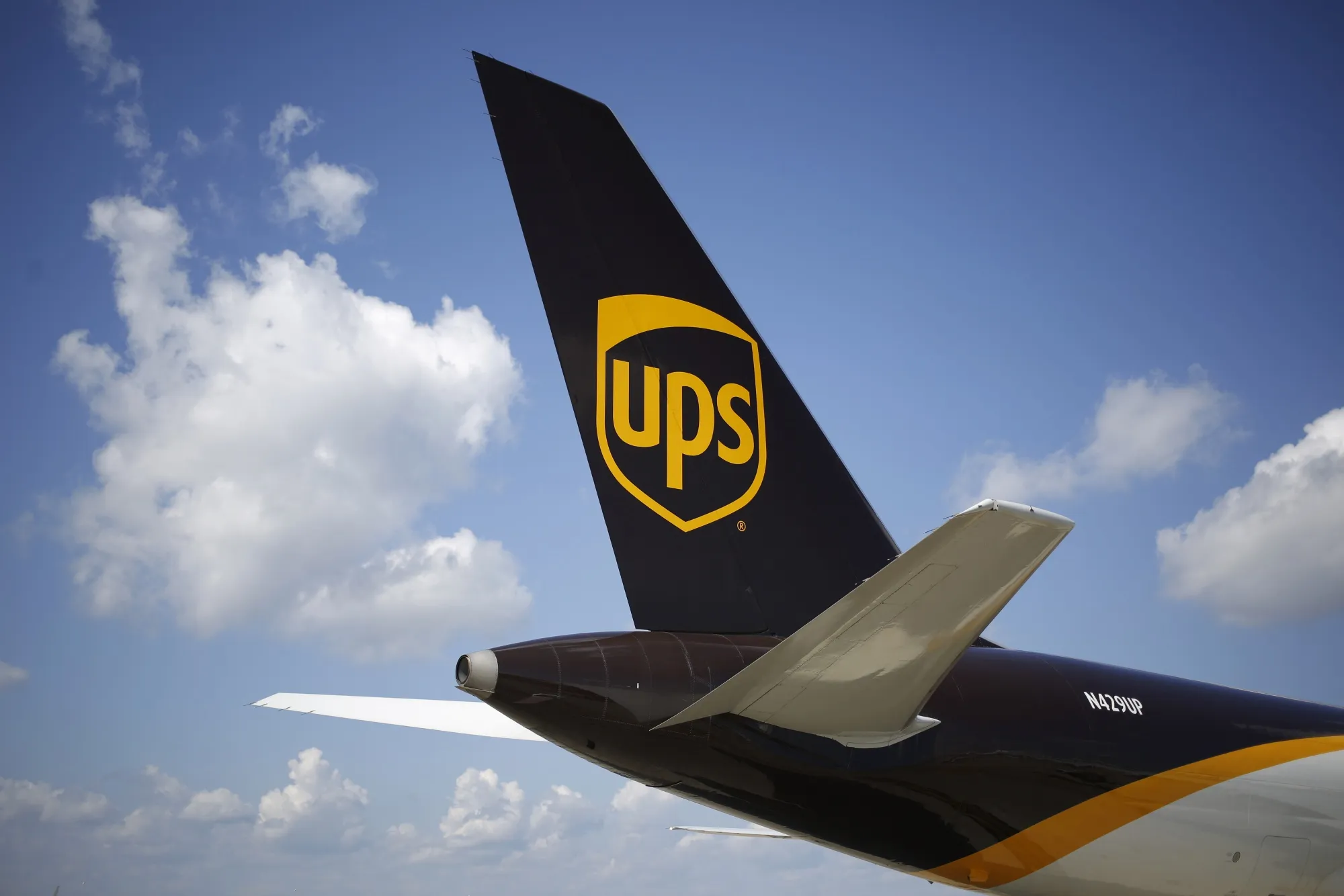 UPS Offers Severance Package to 167 Pilots as Air Cargo Slumps - Bloomberg