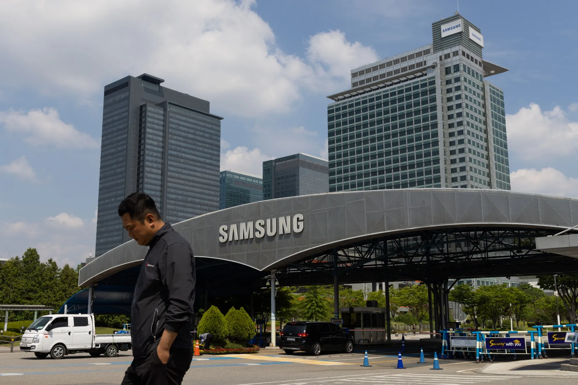 Samsung Heirs Boost Borrowings to $3 Billion as Tax Comes Due - Bloomberg
