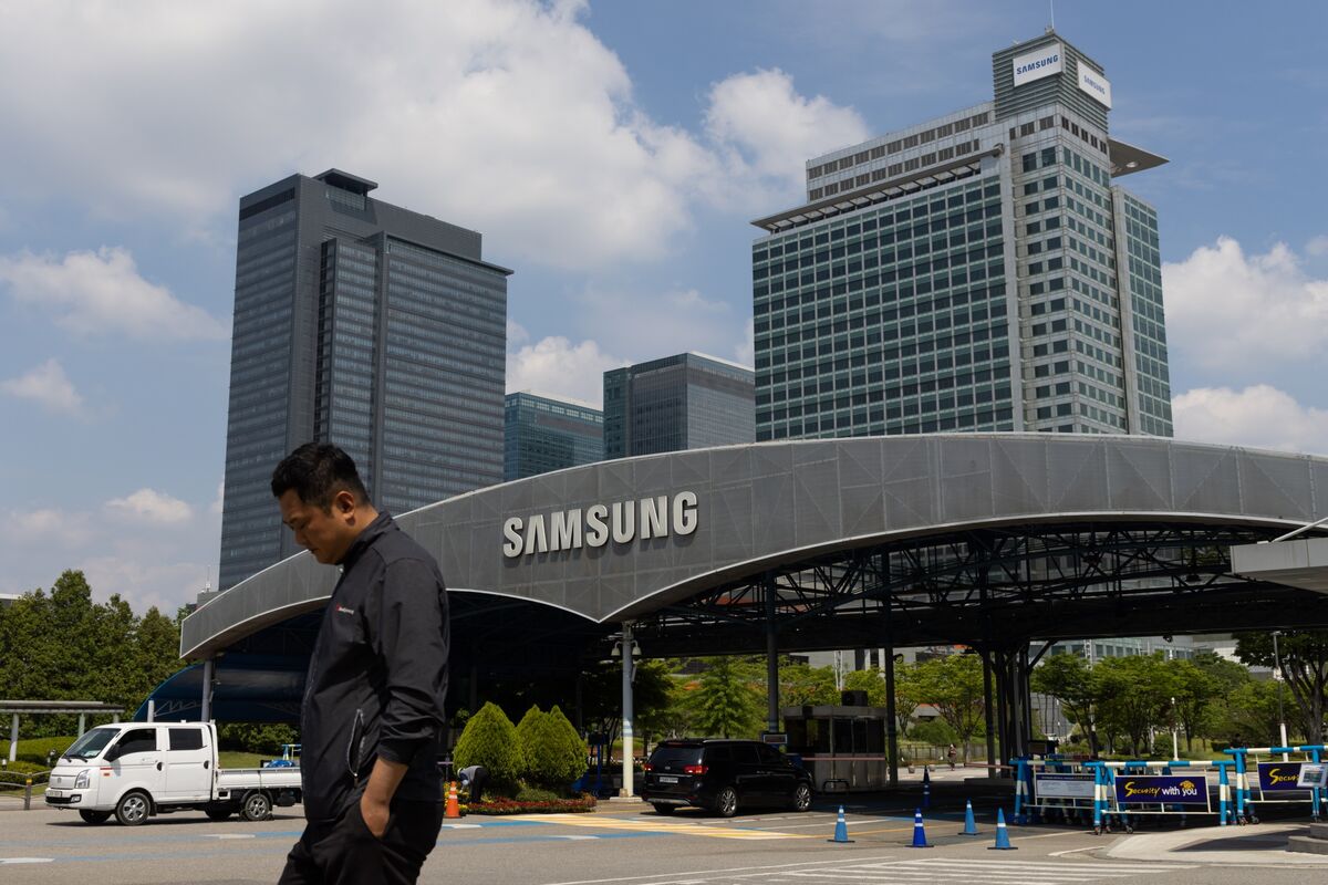 Samsung Heirs Boost Borrowings to $3 Billion as Tax Comes Due - Bloomberg