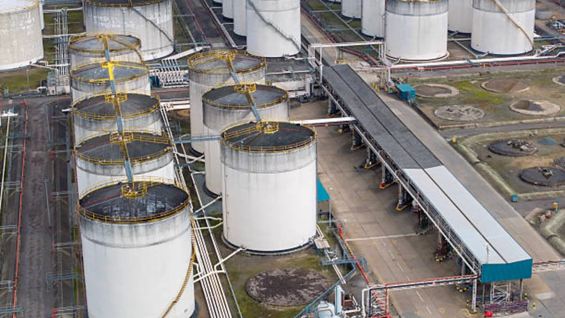 Watch IEA to Release 400 Million Barrels of Oil From Reserves - Bloomberg
