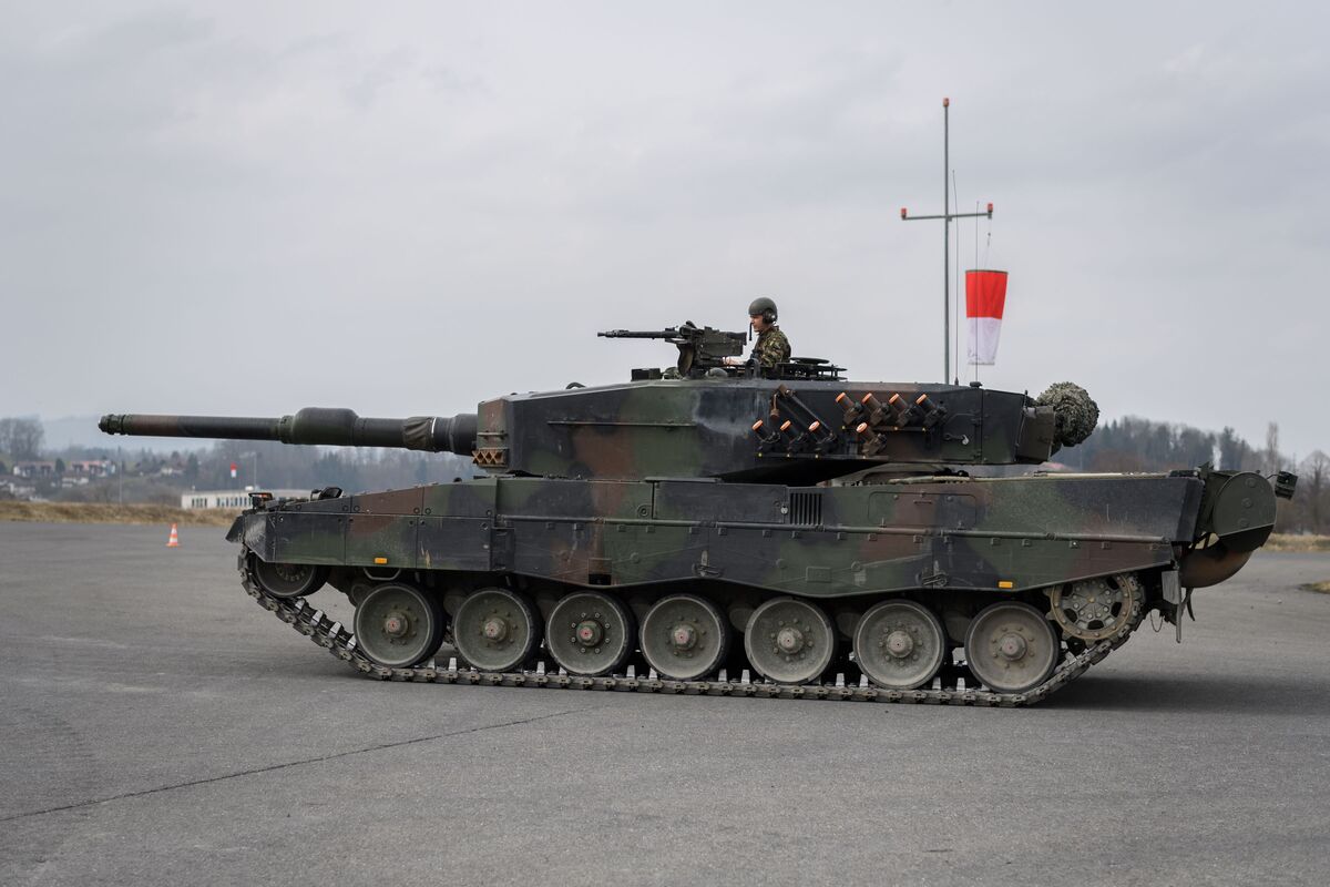 Switzerland Backs Sale of 25 Leopard Tanks to Germany to Support Ukraine Effort - Bloomberg