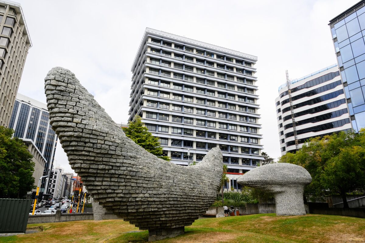 RBNZ Set to Make Sixth Rate Cut and Signal Bias to More Easing - Bloomberg