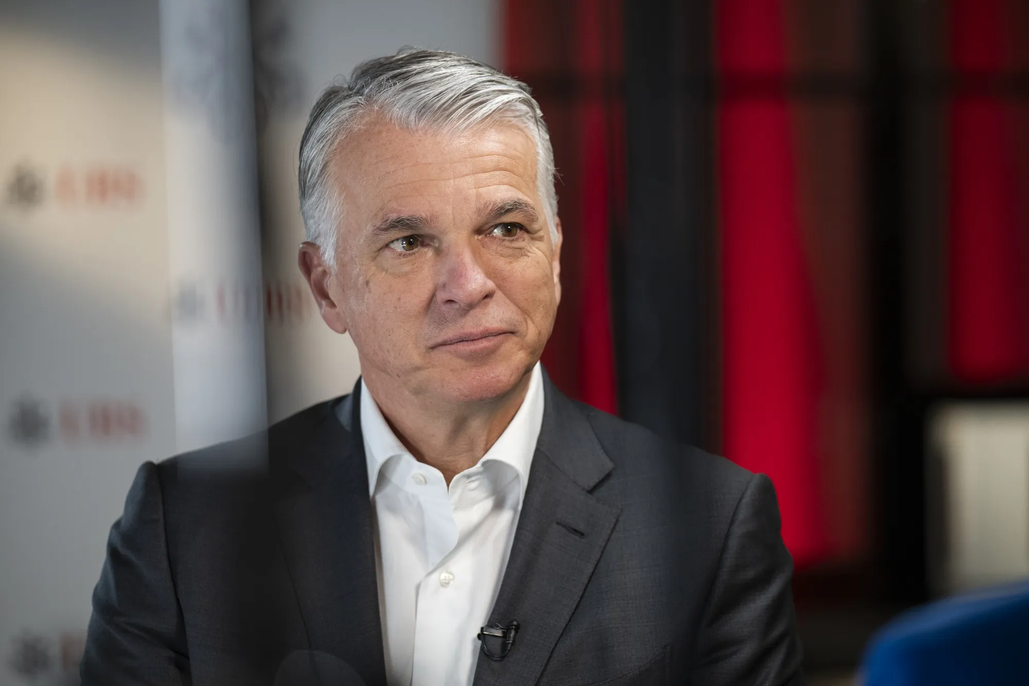 UBS Chief’s $16 Million Pay Draws Finance Minister’s Concern - Bloomberg