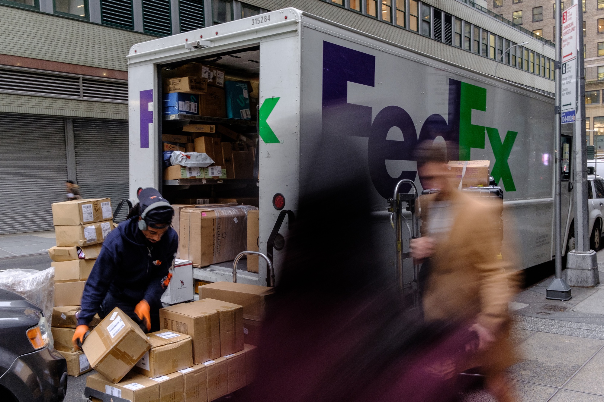 Amazon-FedEx Split Sets Battle Lines in E—Commerce Delivery Feud ...