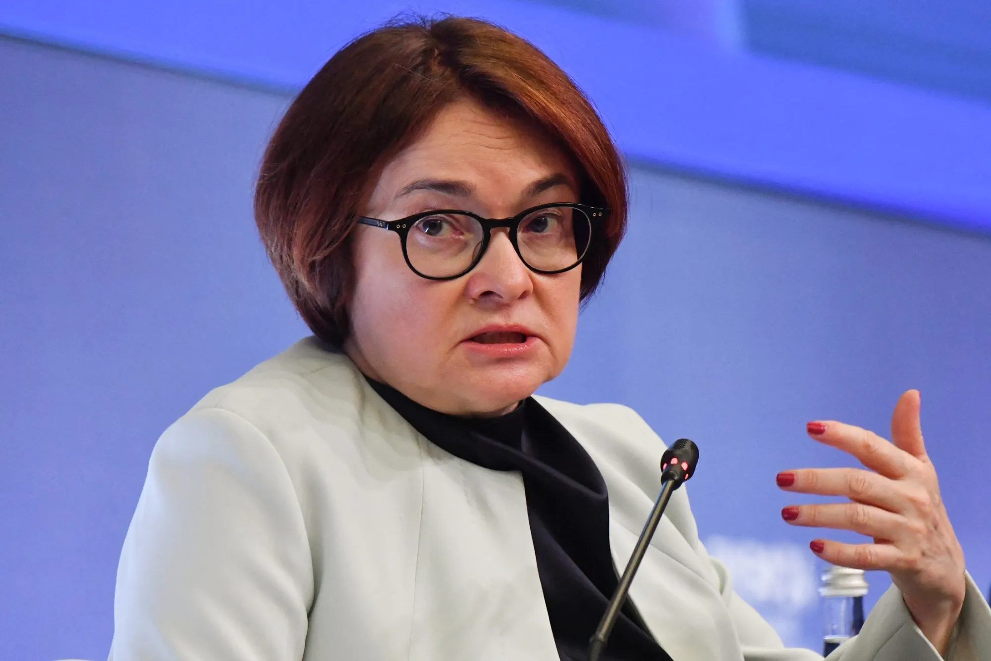 Russia Cuts Rate as Slowing Economy Outweighs Inflation Risk - Bloomberg