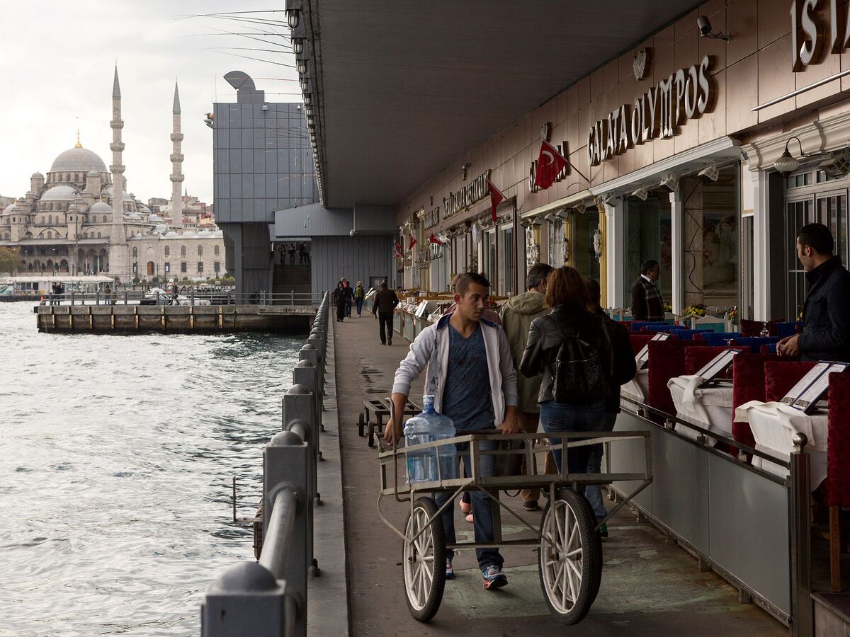 Qatar Pledges $15 Billion to Turkey, Helping Lira Extend Rebound ...