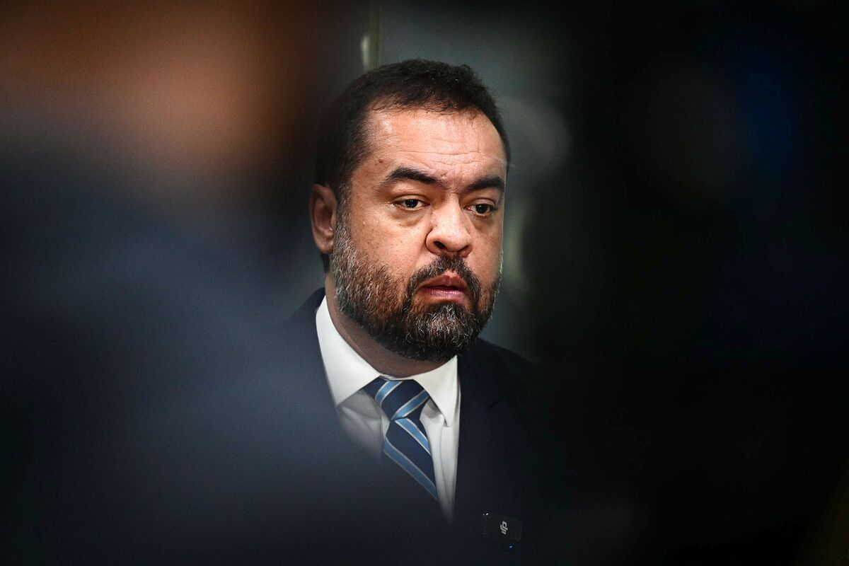 Police Visit Rio Ex-Governor’s Home in Bank Probe, Globo Reports ...