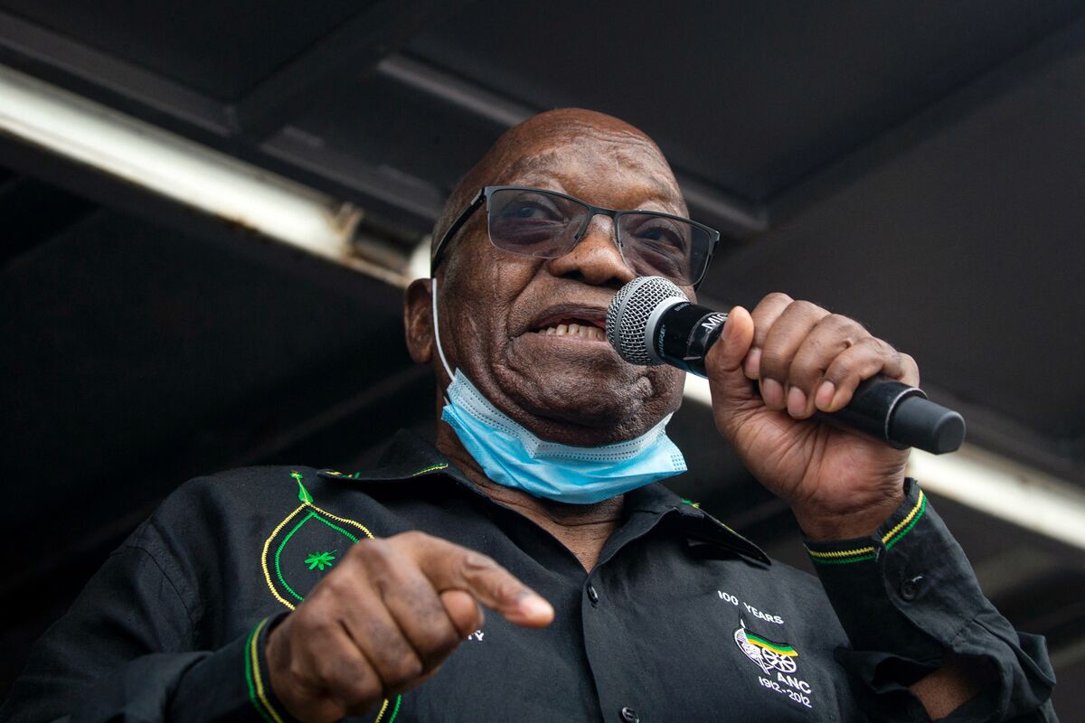 South African Police Plan to Arrest Ex-President Zuma Wednesday - Bloomberg