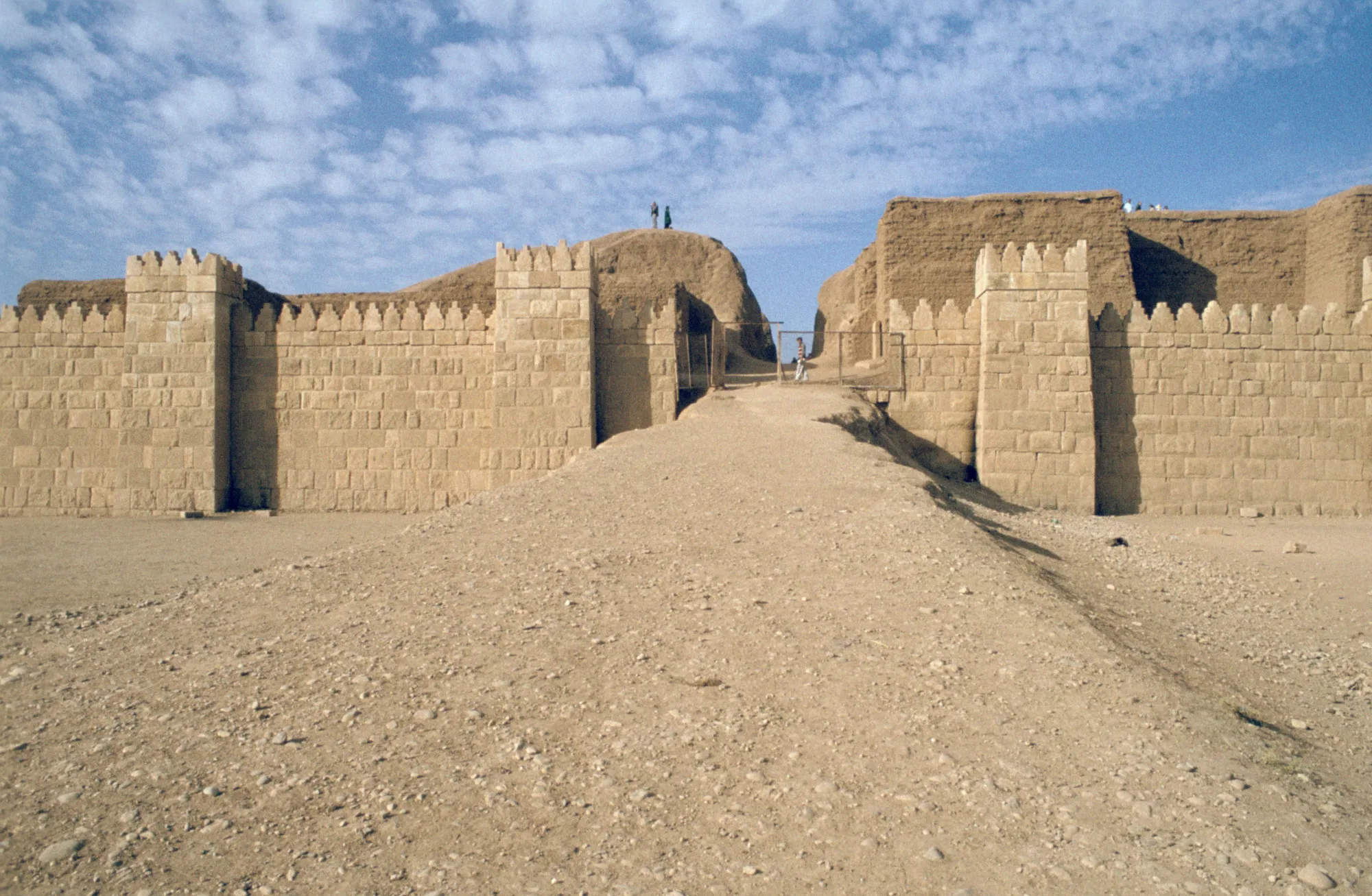 Islamic State Says It Destroyed Ancient Gate in Iraq’s Mosul - Bloomberg