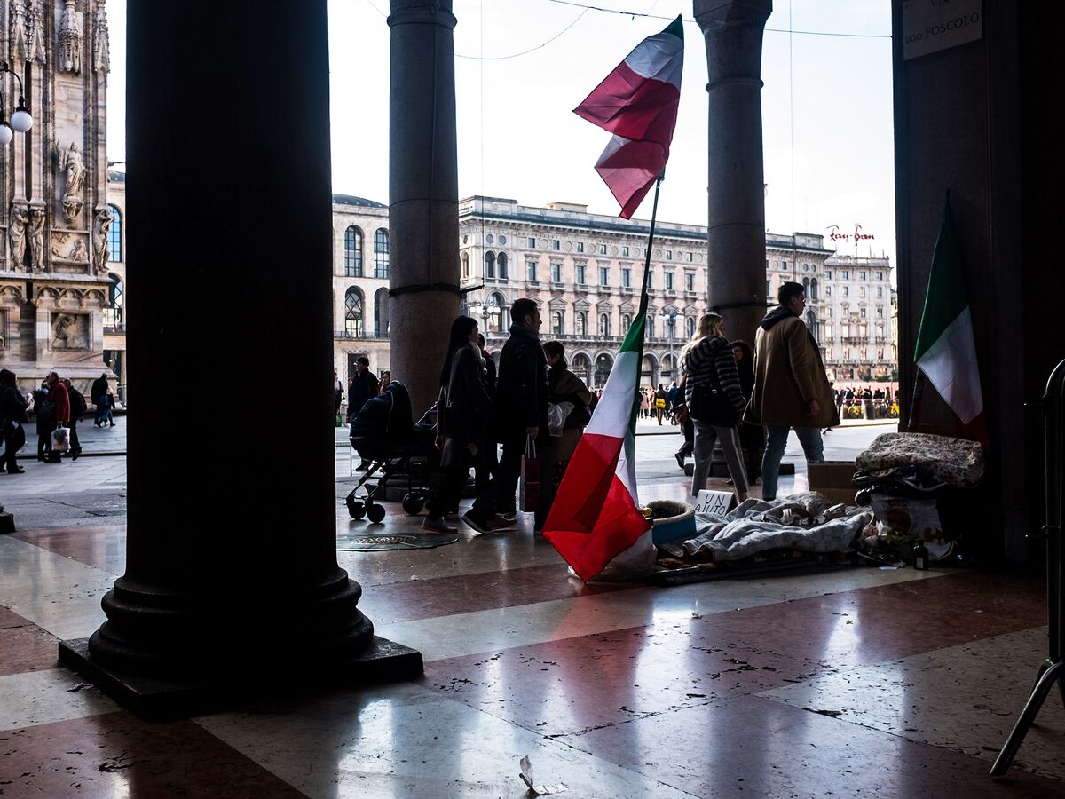 Italians Living in Poverty Rose by More Than 300,000 Last Year - Bloomberg