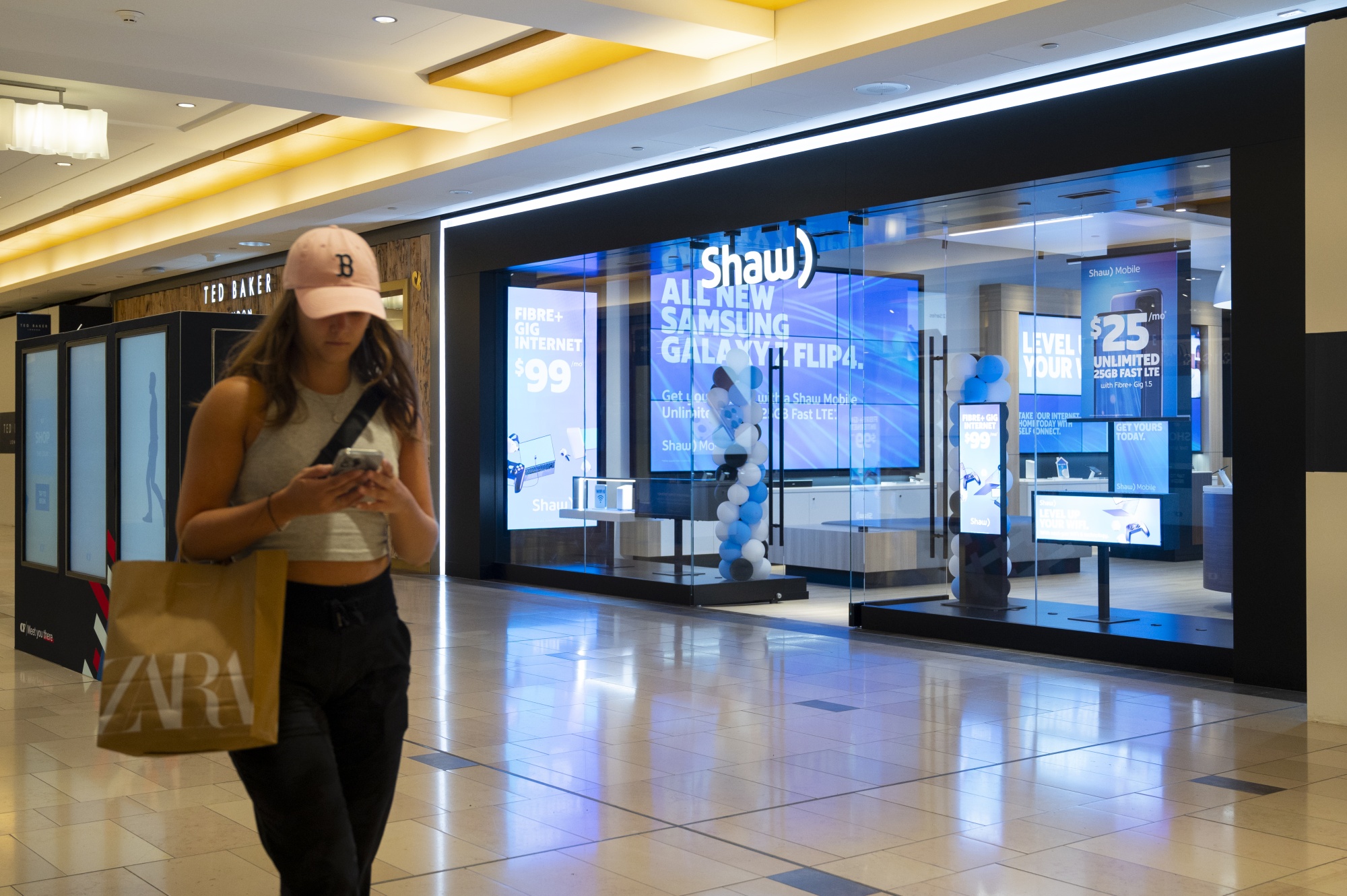 Shaw Jumps as Minister’s Comments Boost Odds of Rogers Deal - Bloomberg