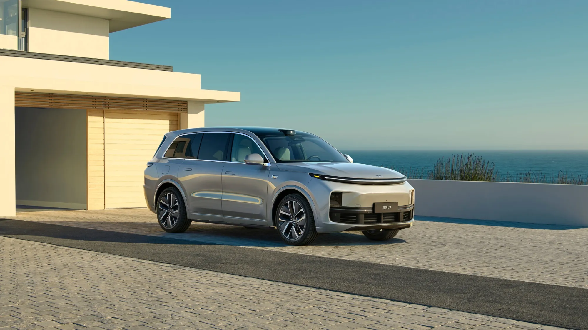 New Breed of EV Promises 700 Miles per Charge (Just Add Gas ...
