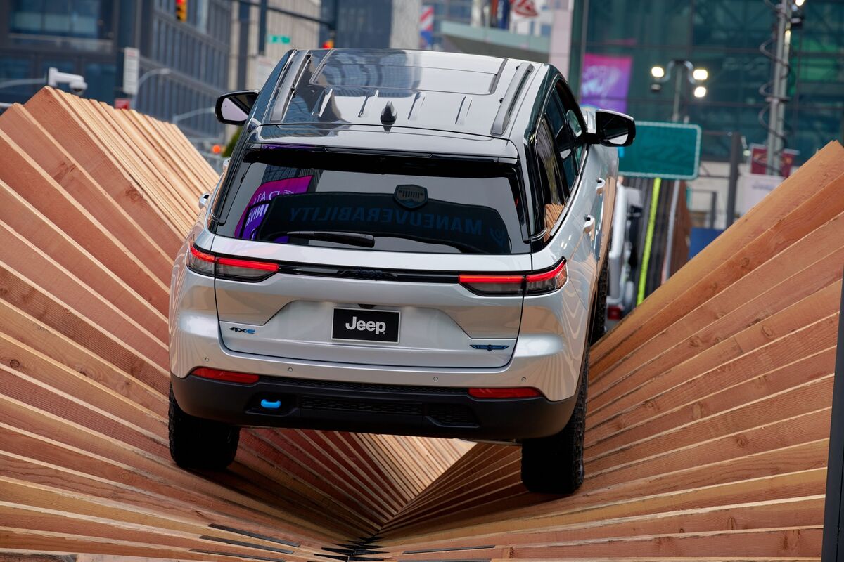 Jeep Prices Dropping as SUV Brand Tries Affordability Strategy - Bloomberg