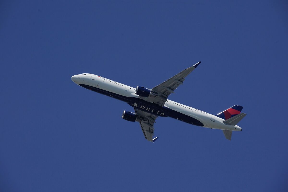 Delta Seeks to Cut Pilot Hours 15% to Avoid Involuntary Layoffs - Bloomberg