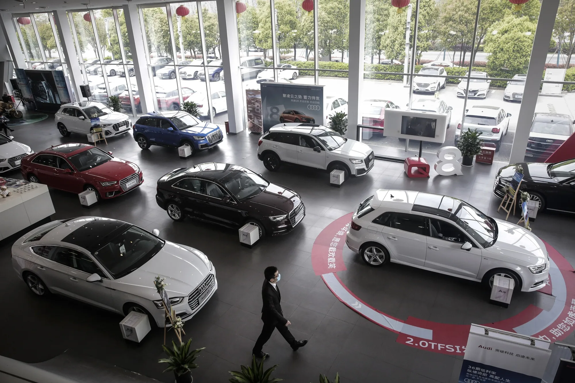 China Vehicle Sales Likely Rose for a Second Month, Group Says - Bloomberg