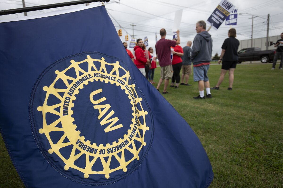 UAW Seeks Vote to Unionize VW Plant in Tennessee - Bloomberg