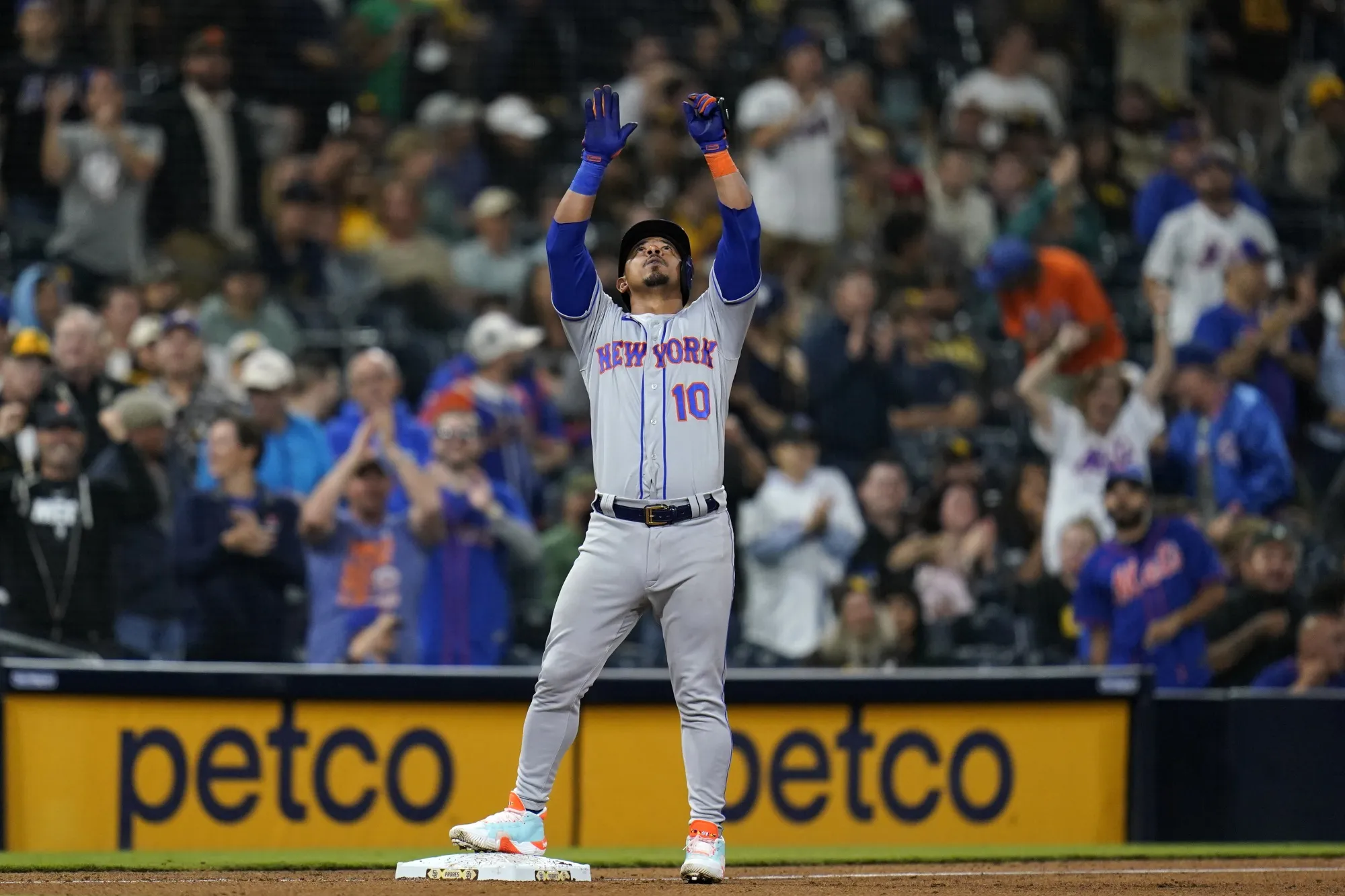 Escobar Hits for Cycle, Has 6 RBIs as Mets Beat Padres 11-5 - Bloomberg