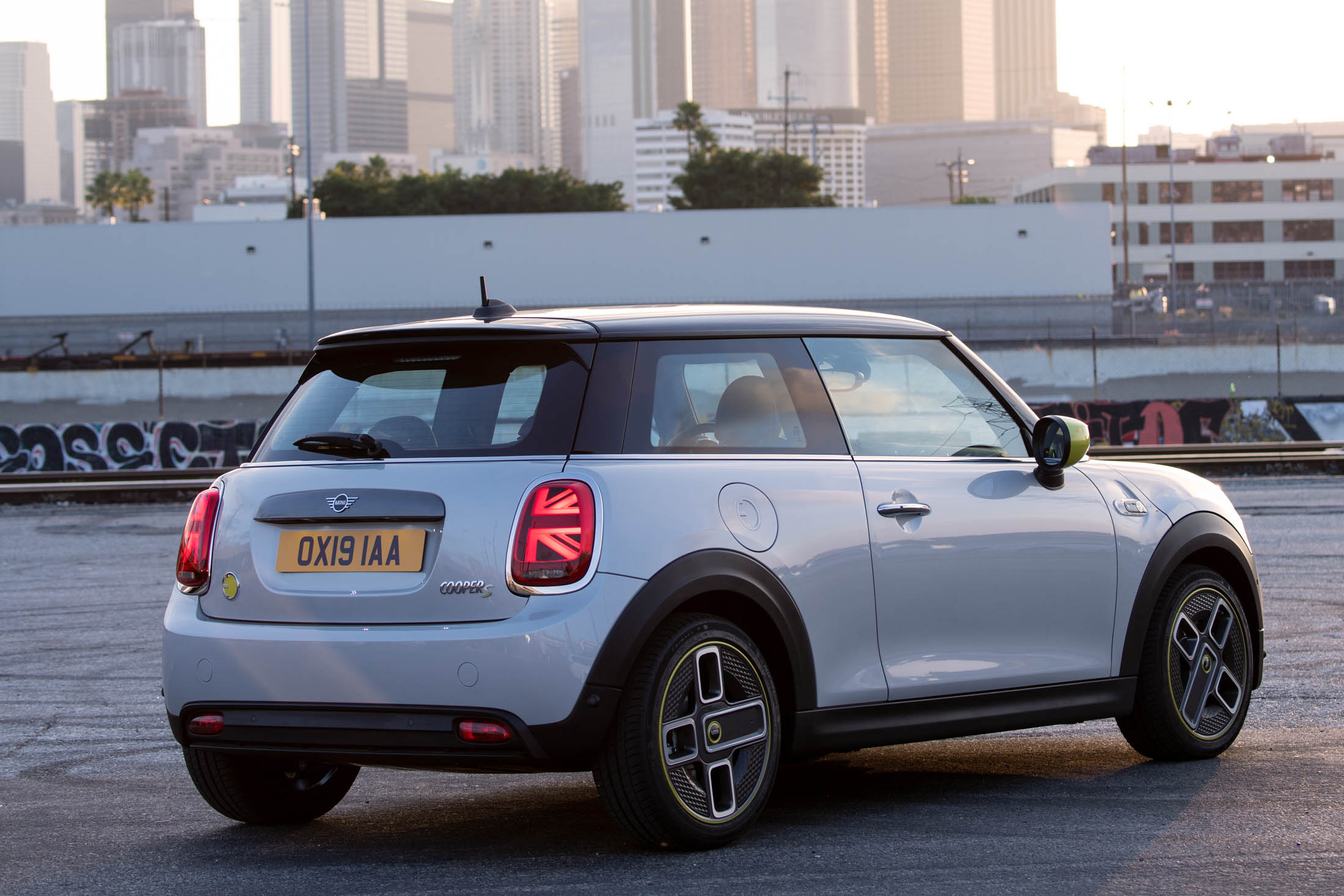 Electric Mini Cooper SE First Drive Review: Specs, Photos - Bloomberg