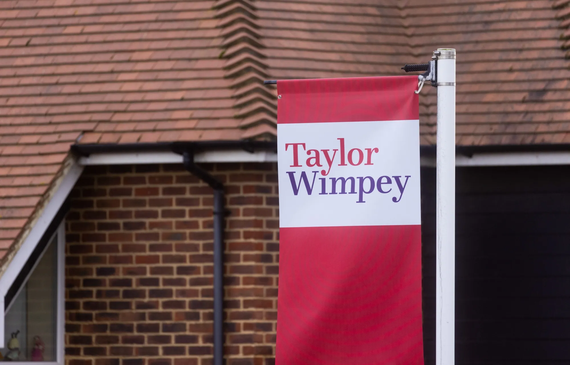 Taylor Wimpey Sees UK Home Sales Dip Persist into First Quarter - Bloomberg