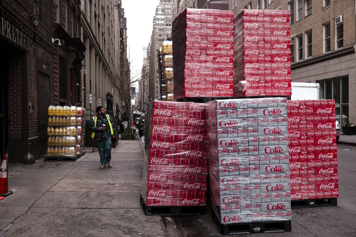 Trump-Backed Coca-Cola Cane Sugar Soda Hits Supply Snag - Bloomberg