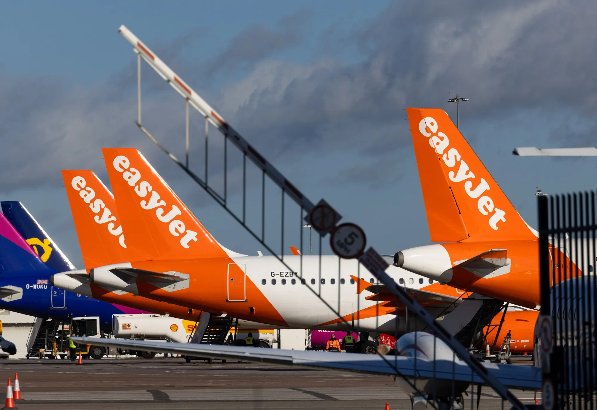 EasyJet Shares Rally as Summer Bookings Pick Up - Bloomberg