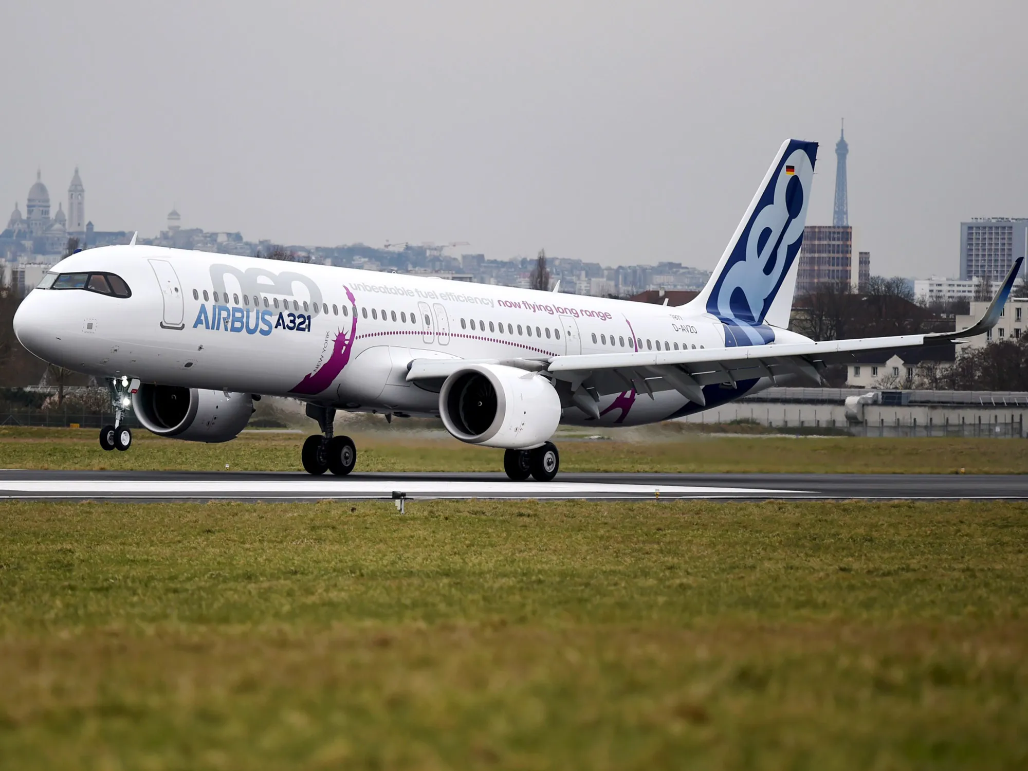 Airbus Drops Strongest Hint Yet of New A321 With Longer Range - Bloomberg