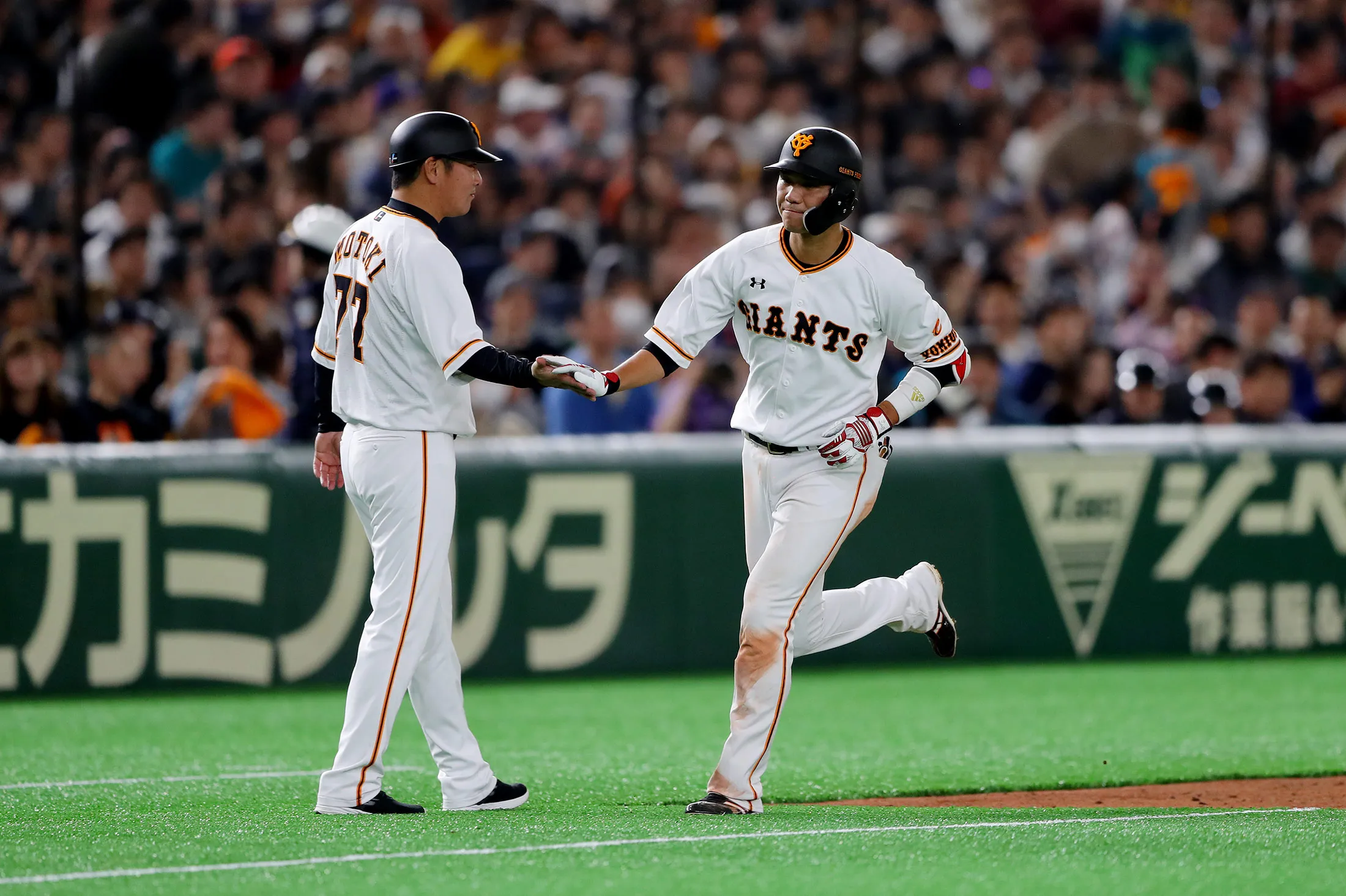 Nike, Fanatics Sign Apparel Deal With Japan's Yomiuri Giants (NKE ...