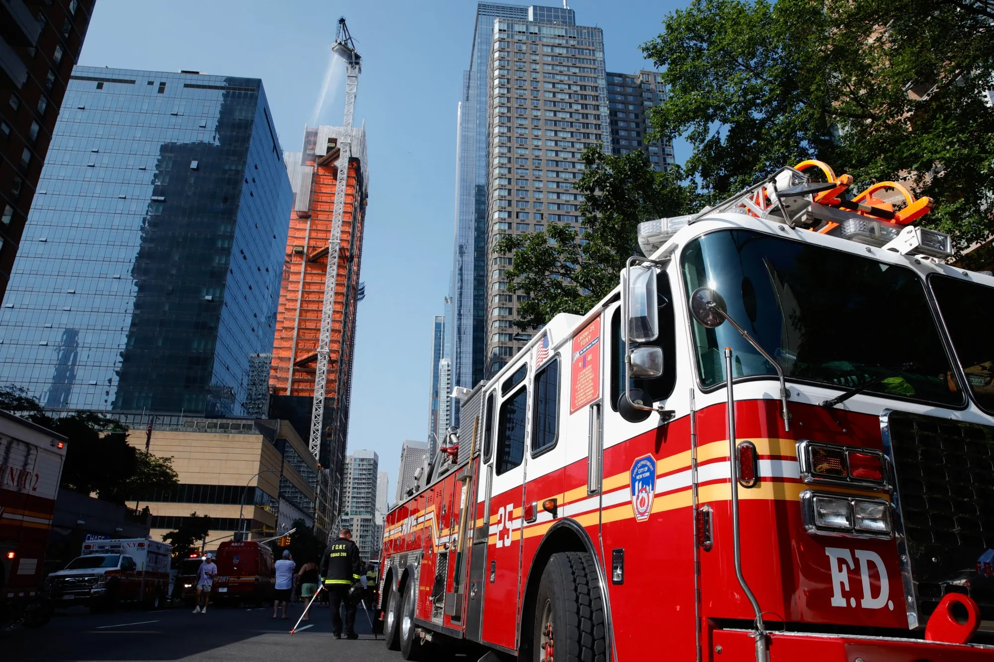 Crane Collapses After Catching Fire in Manhattan; Six Hurt - Bloomberg