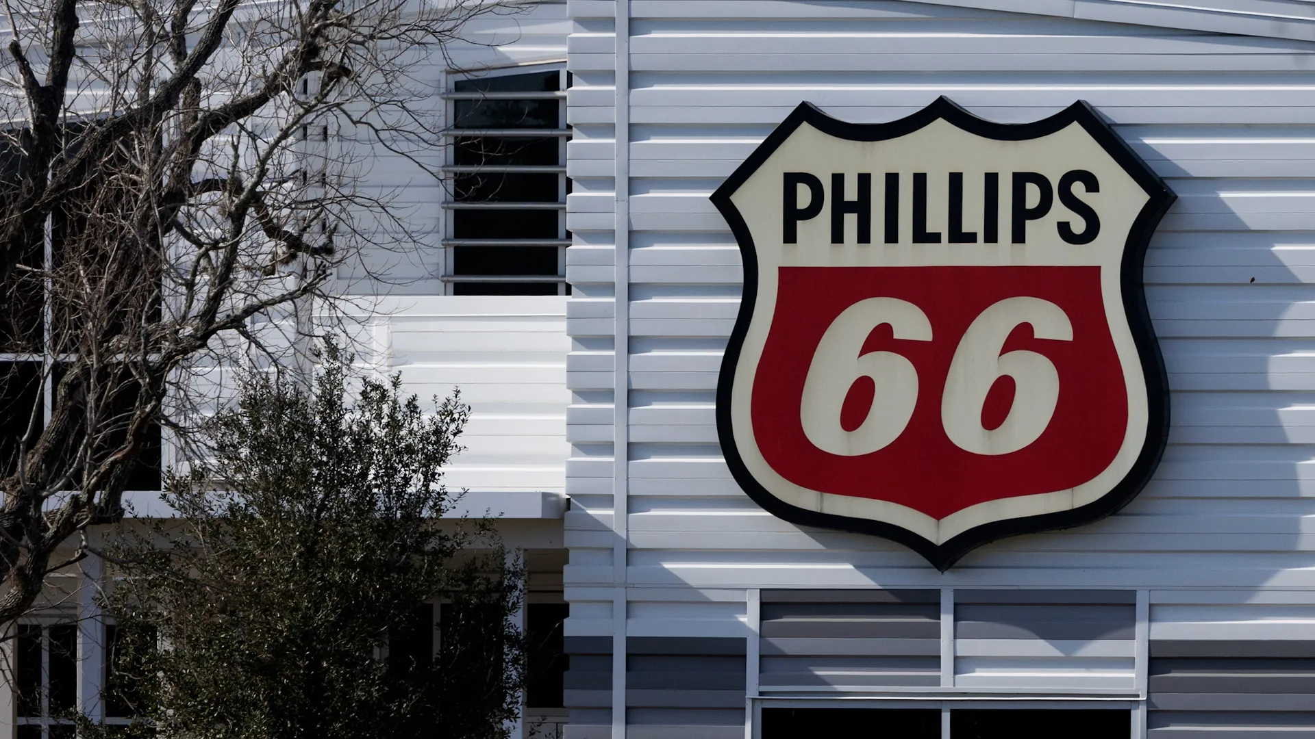 Watch Phillips 66 CEO: Running Refinery Assets at 99% Capacity - Bloomberg