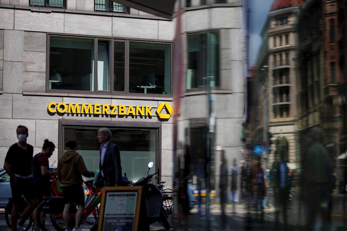 German Ministry Plans to Keep Selling Commerzbank Shares - Bloomberg