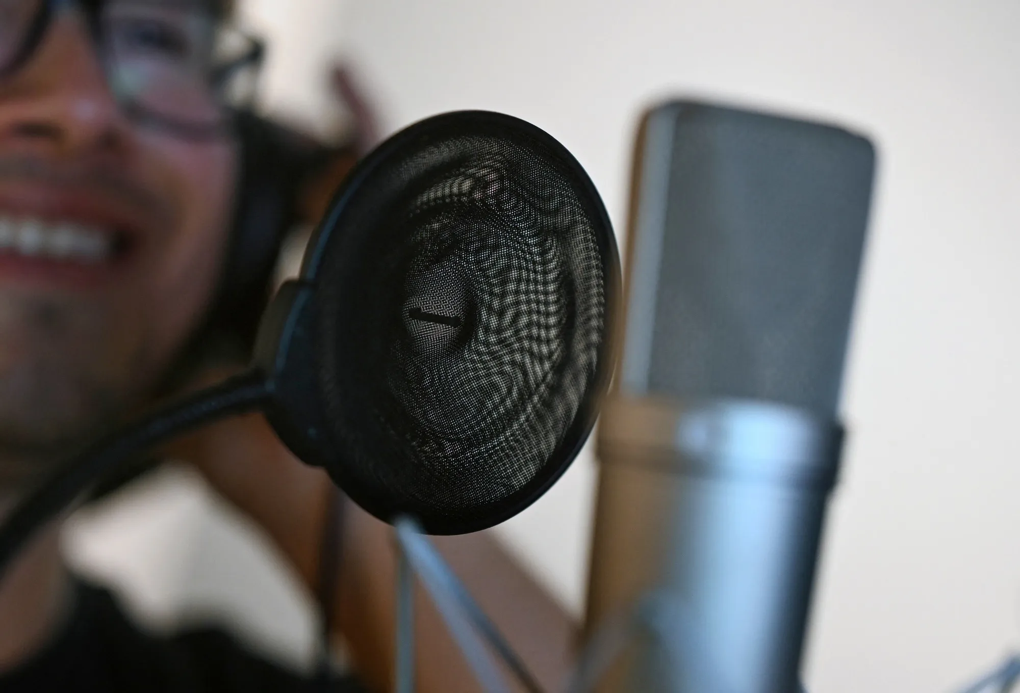 Screen Actors Guild (SAG) Approves AI Voice-Over Contract With Replica ...