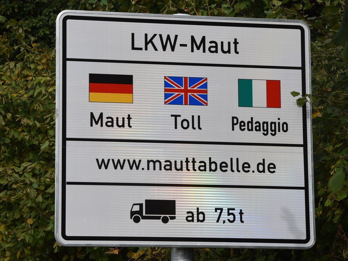 Germany Plan to Charge Foreign Highway Drivers Vetoed by Court - Bloomberg