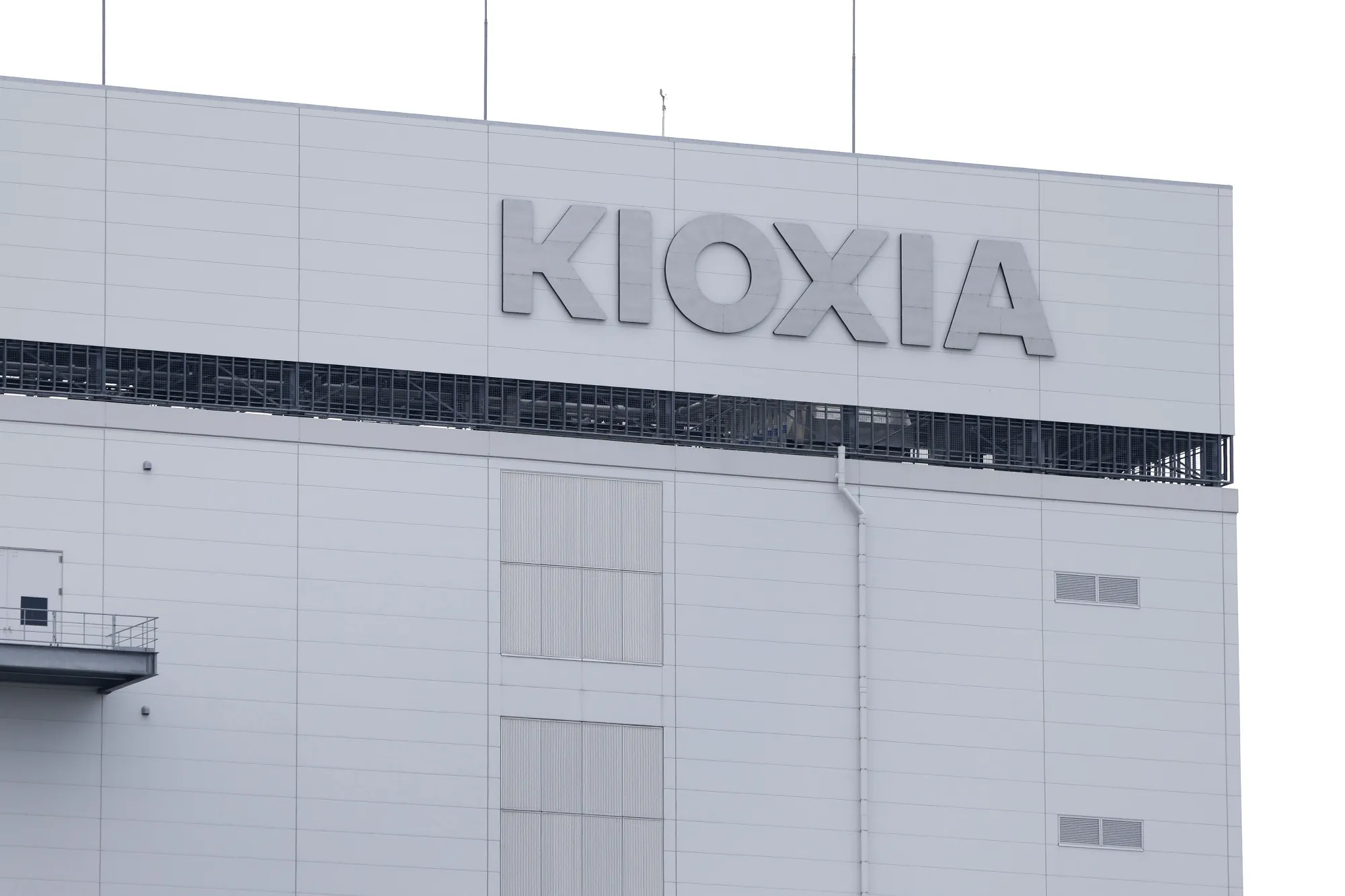 Kioxia Plans to List as Early as October as Merger Talks Stall - Bloomberg