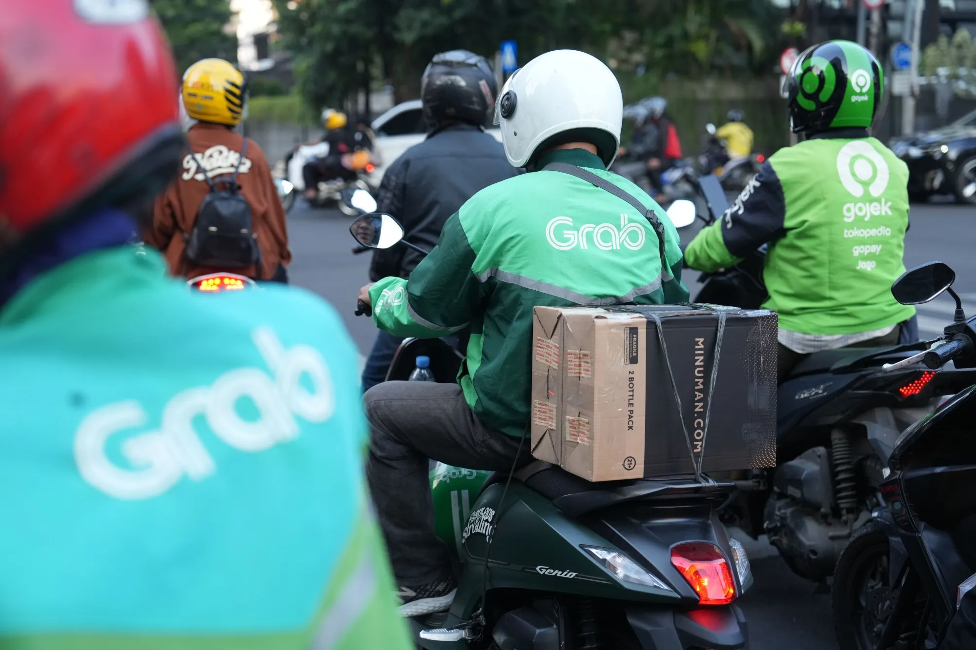 Grab Plays Down GoTo Deal, Says No Talks ‘at This Time’ - Bloomberg
