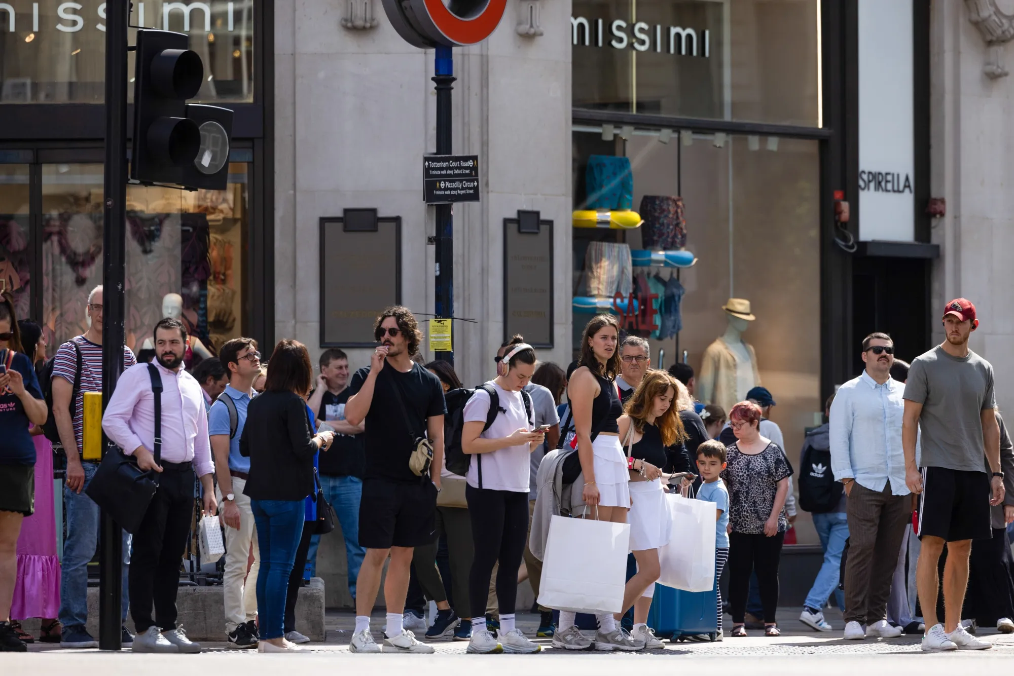 UK Retail Sales Rebound as Shoppers Return From Wet July - Bloomberg