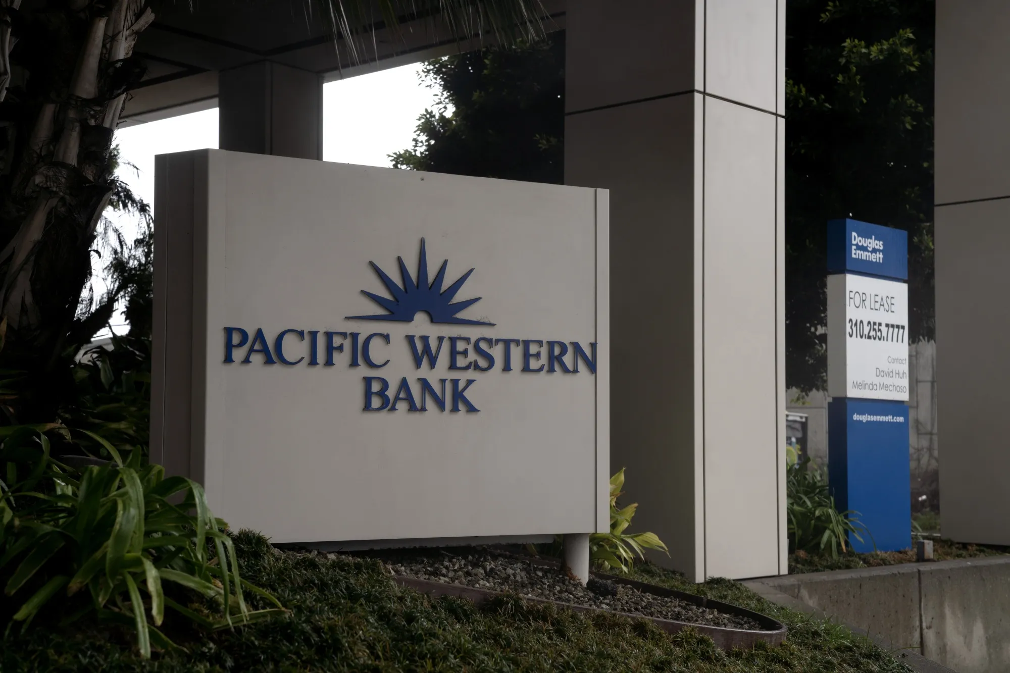 パックウェスト、預金の20％流出－投資会社から現金14億ドル確保 - Bloomberg