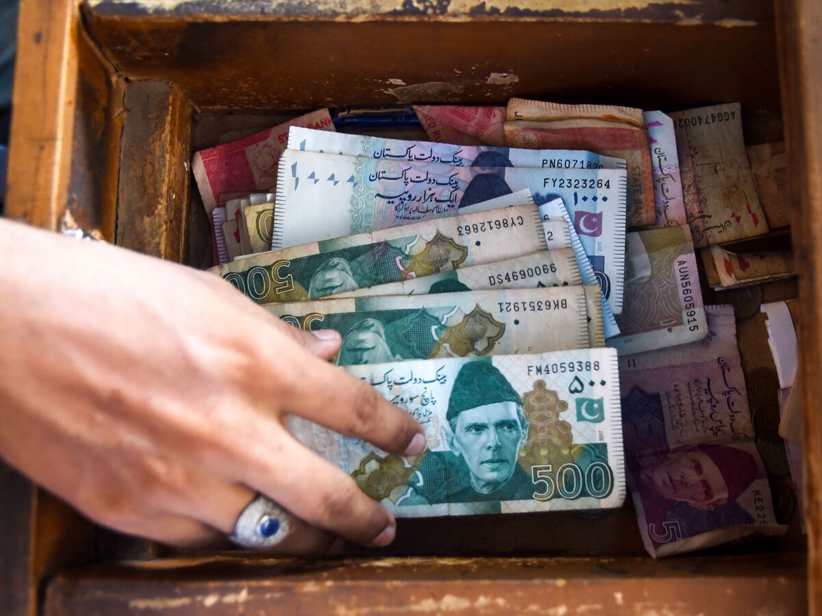 PKR USD Pakistan s Rupee Slides As Much As 2 7 To Approach All Time PKR USD Pakistan s Rupee Slides As Much As 2 7 To Approach All Time