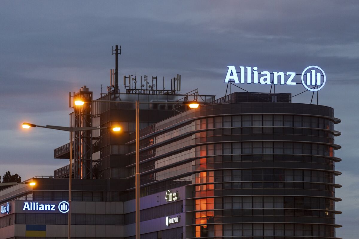 Allianz Sets Target of Returning 75% of Income to Shareholders - Bloomberg