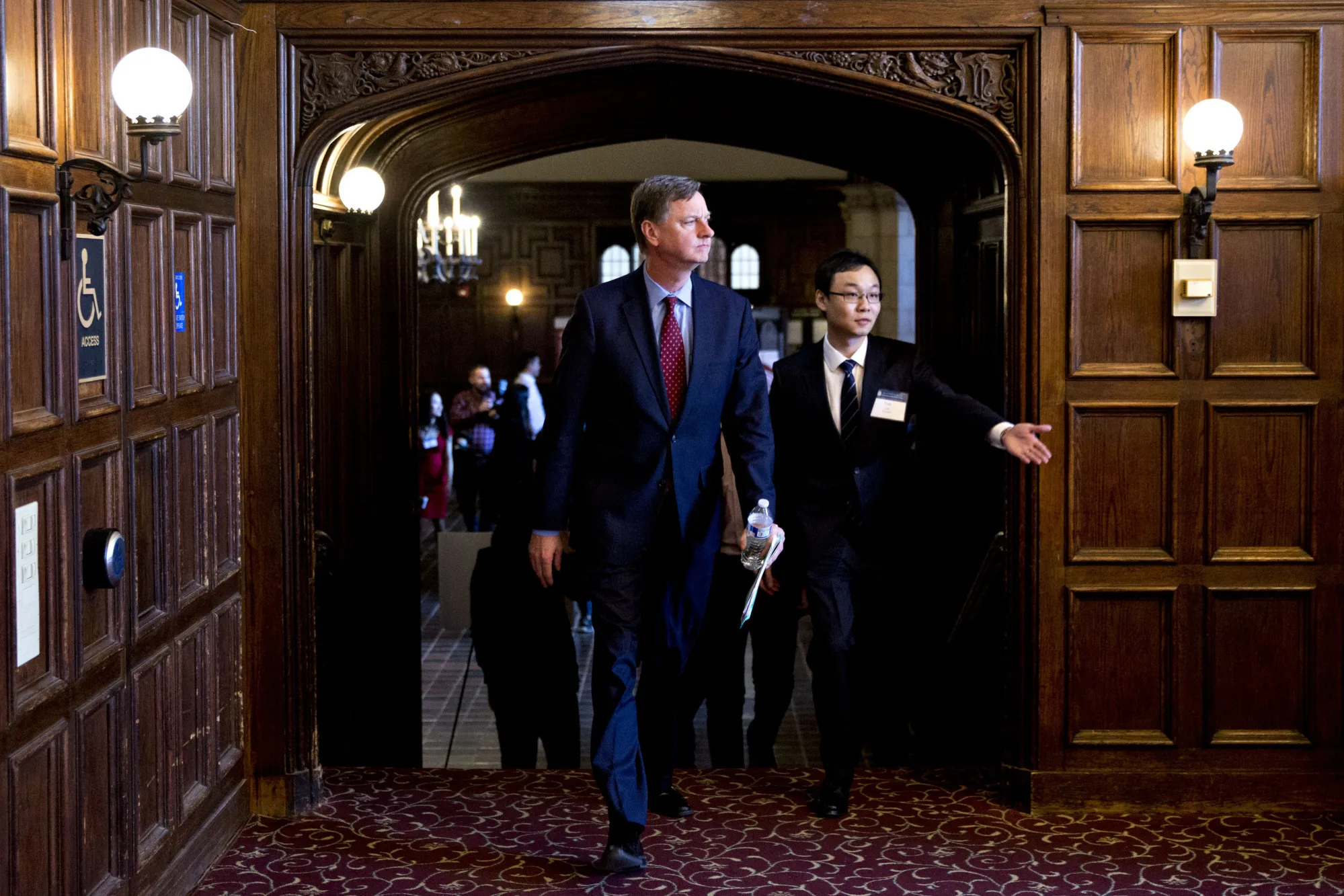 Evans Says Fed Should Keep Raising If Inflation Nears 2 Percent - Bloomberg