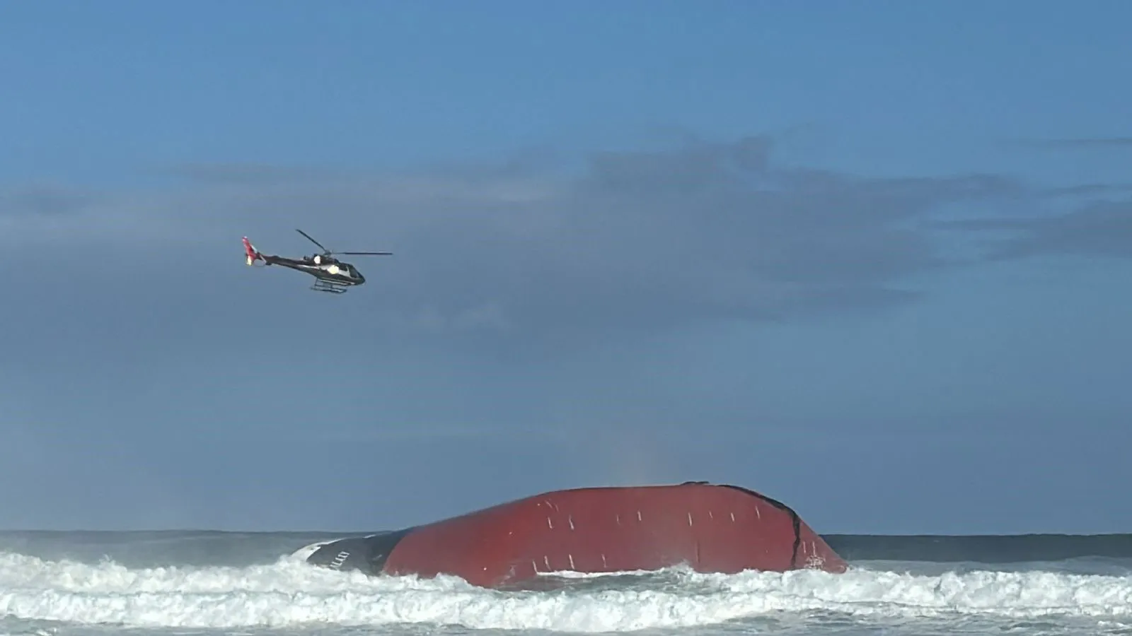 South Africa Races to Contain Oil Spill From Wrecked Cargo Ship - Bloomberg