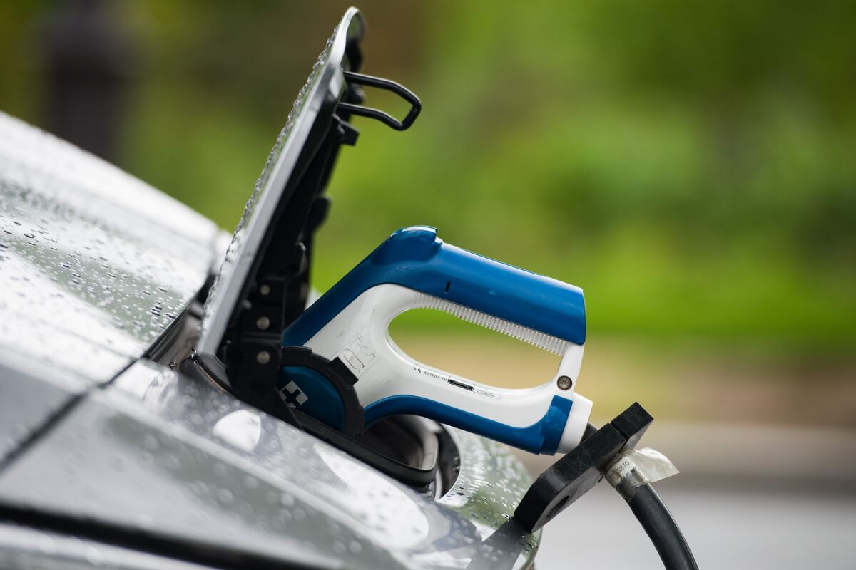 France Prepares $100 a Month Electric-Car Leasing Plan - Bloomberg