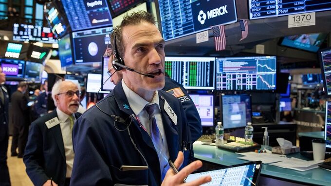 Global Economic Recession Risk Boosts Bonds as Traders Return to Haven ...