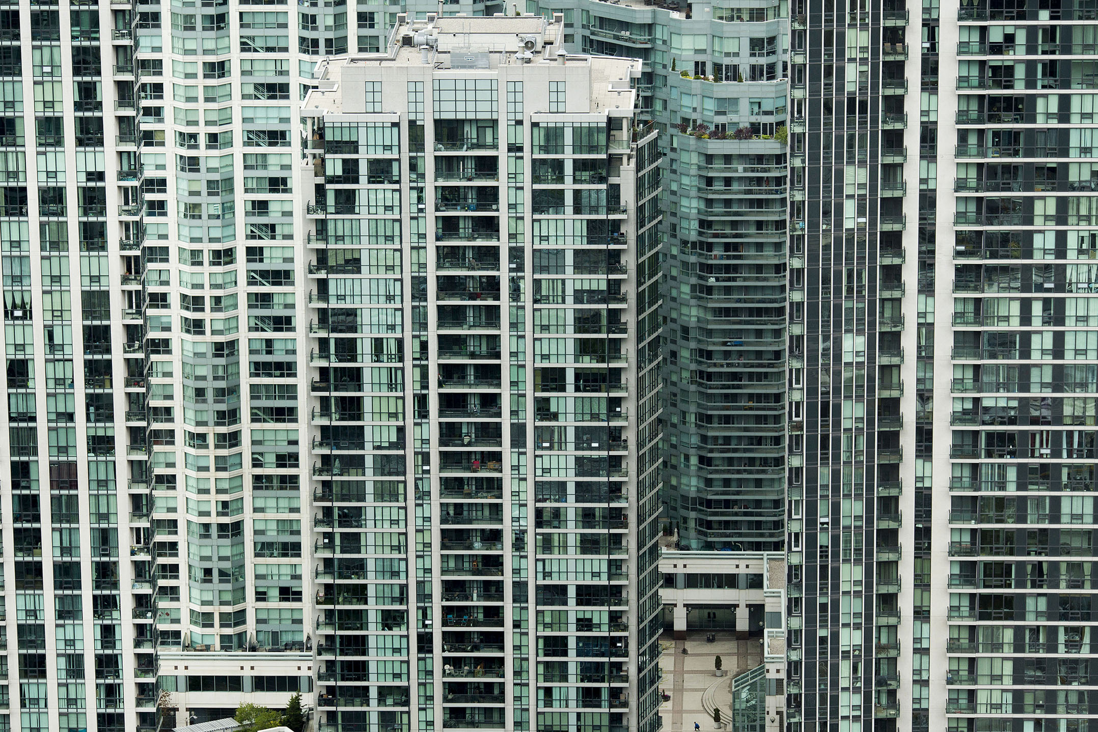 Real Estate Investors Pile Into Toronto for Its Hot Economy and Open ...