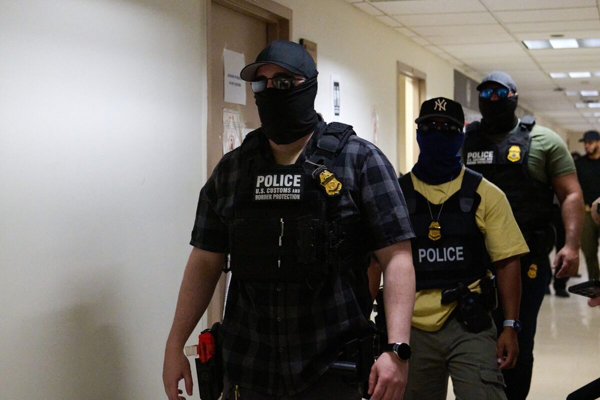Unmasking ICE Agents Isn't As Clear As It Seems - Bloomberg