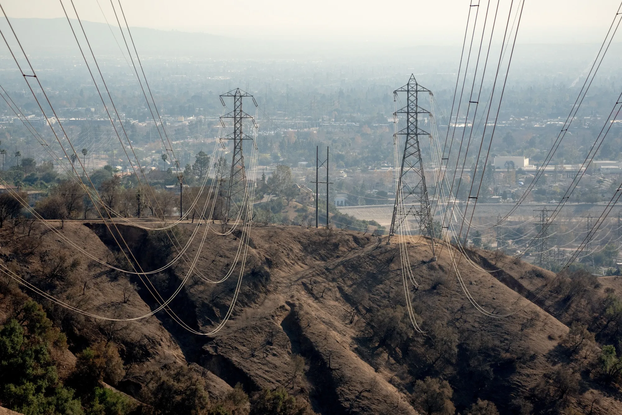 Edison Rises After Executives Reassure Investors on Wildfires - Bloomberg