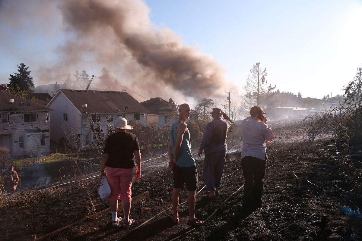Portland, Oregon Grass Fire Destroys Destroys Buildings, Cars - Bloomberg